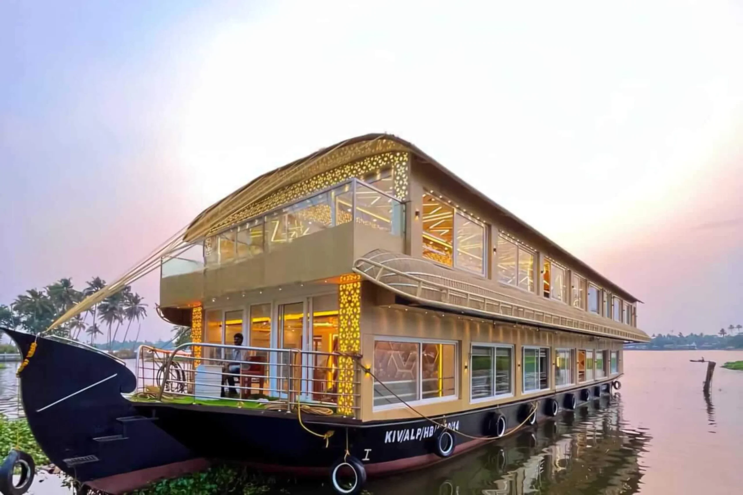 10 Bedroom Premium Houseboat - Lake Queen Houseboats